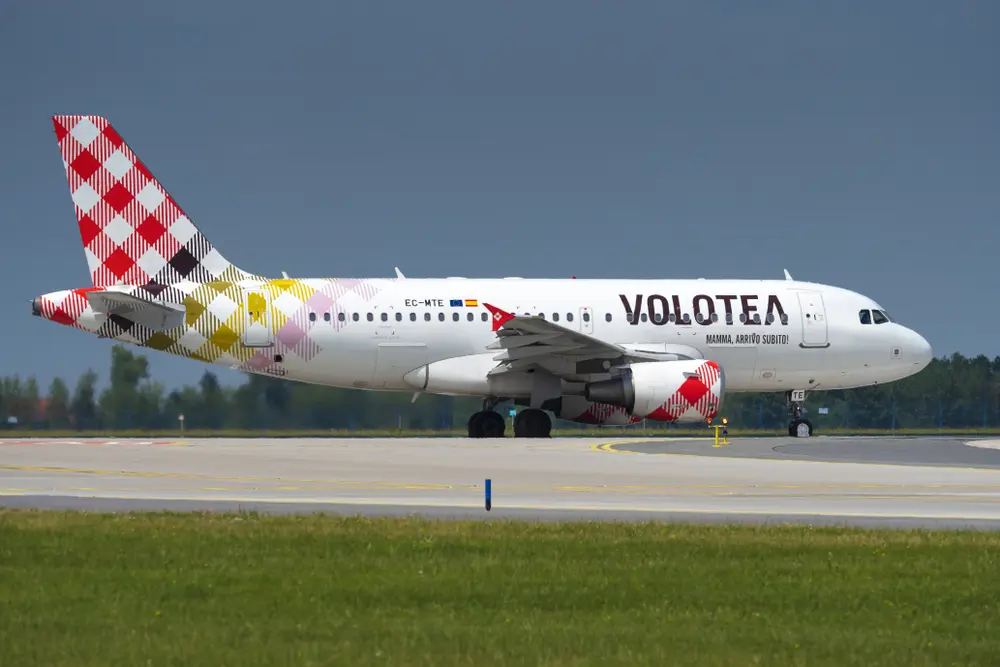 Fly with Volotea - Avion Tourism
